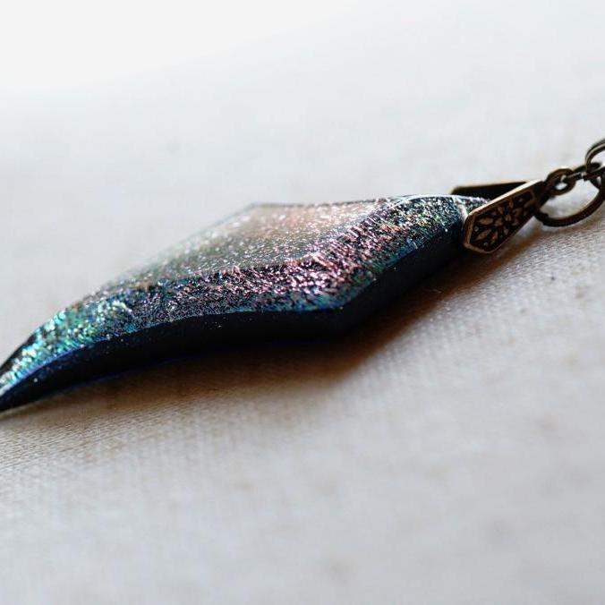 NECKLACE, PENDANT光によって色合いが変化する魅惑の鉤爪『Mysterious dichroic claw』光によって色合いが変化する鉤爪のようなフォルム。存在感のある世界にひとつのオリジナルペンダントです。内部の細かな煌きが...