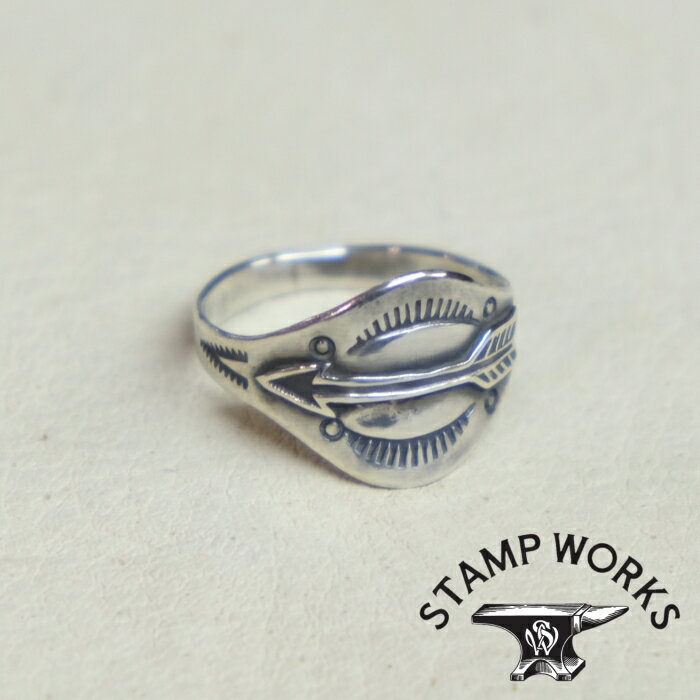 【STAMP WORKS】 ■品名： Cigar Band Ring ■品番： SWR-001 ■素材： SILVER925 ■サイズ： 10、14、20.5、22号 ■商品： シガーバンド型のリング。 トップに「守護」を意味するアローデザ...