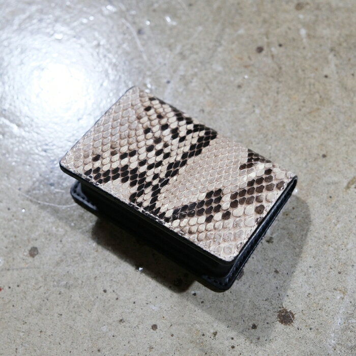 ■品名： SPACE ■サイズ： 本体/W75 × H105 （mm） ■素材： NATURAL 外装：ダイヤモンドパイソン（ヘビ革）／ナチュラル 内装：牛皮革／ブラック ■商品： 様々なビジネスユーザーの意見を参考に開発されたオリジナル・...