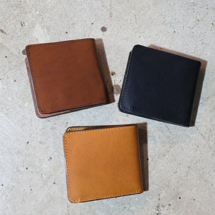 【VASCO】 ■品番：VSC-700 ■品名：LEATHER VOYAGE SHORT WALLET ■素材： 表地：牛革（イタリアンバケッタレザー) 裏地：牛革 ■サイズ： W10.5cm×H9.5cm×D2cm ■商品：クラシカルな二...