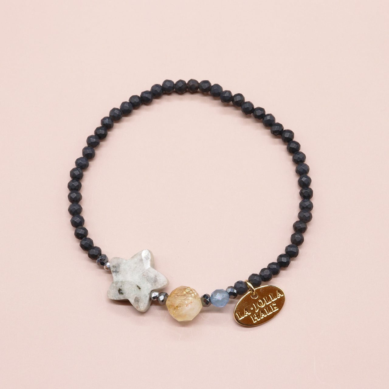 【商品説明】はちみつのように黄金色に輝く「シトリン」。古くから美しく輝く黄金色が「金貨」を意味し、金運を高めてくれると考えられてきました。富と繁栄をもたらす「幸運の石」と言われる、とろけるハニーキャンディーのような宝石「シトリン」でデザイン...