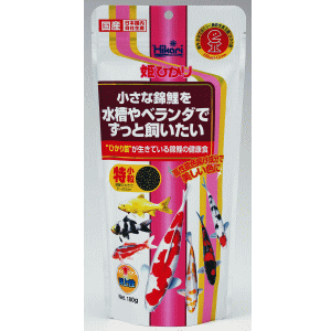 特長 錦鯉を小さいまま水槽で飼育するのに適した飼料。ひかり菌配合で水を汚しにくく、美しい色彩も保ちます。 仕様 - 製品サイズ（mm) 縦x横x高さ：245×95×55 　 製品重量(g) 193 生産国 日本 　 メーカー名 キョーリン ...