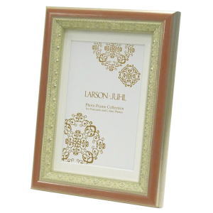 仕様 品番:LJPF0041 用途:写真立て サイズ:枠内寸 中判 152×212mm スタンド付き、縦・横使用可 カラー:Sピンク 材質:木製（南洋材） 商品説明 中抜きマットはハガキサイズのモノが入ります。 ※品質向上のため予告なく仕様...