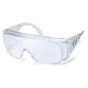 メガネをかけたまま装着できます。 上ひさしサイド付。 作業中の不意な飛来物を気にせずに、作業を進めるが可能です。 クリアーな視界であなたの目を守ります。 製品サイズ（mm) 縦×横×高さ：157×64×52 製品重量(g)：62 製造元：山...