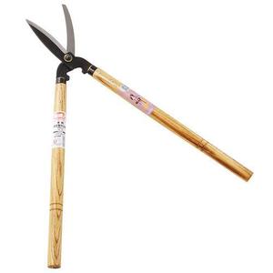 商品名 八州 木柄 剪定型刈込鋏 ［大］ 150mm 特 徴 太枝切りに最適です。 鋏全体に焼入処理をしている為、切れ味が長持ちします。 仕 様 ■用途：生垣のお手入れ用 ■切断許容範囲：直径20mm 製品サイズ（約） 縦645×横155×...
