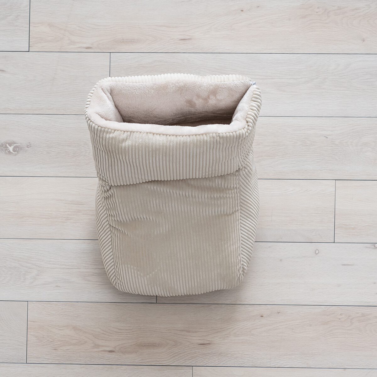 仕様 サイズ:約30×32×48cm 表地:ポリエステル100％ 中材:ポリエステル綿 裏地:ポリエステル100％ 商品説明 足を温めながらデスクワークや読書ができます。 ※品質向上のため予告なく仕様を変更する場合がございます。パッケージの...