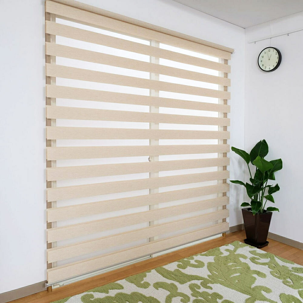 仕様 寸法：W130×H150cm 付属品：ブラケット×2個、取付けネジ×2本、カーテンレール用取付け金具×2個 商品説明 スクリーンは自然の風合いがやさしいアイボリー。 2重のスクリーンで自在に光の量を調整可能。 付属のカーテンレール取付...