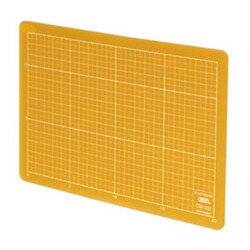 特　長 自然環境にやさしい「オレフィン系樹脂」を使用。 コピーなどの印刷インクが付着しにくい素材です。 切り抜きに便利な目盛り付。 仕　様 ・用途：カッティングマット ・サイズ：縦150mm×横220mm×厚み2mm（A5サイズ） ・カラー...