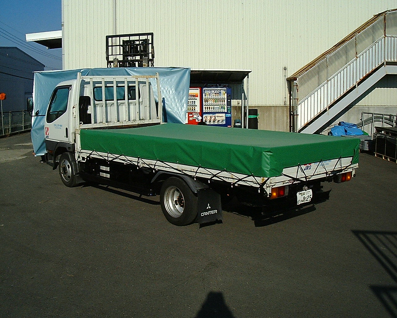 仕様素材：エステル帆布色；KL(緑)対応車種：中型トラック積載量：1t〜2t シート寸法260×445cm 製品重量(g)7000 生産国日本 取り付けらくらく。使いやすくて経済的。 強度抜群。完全防水。 ※品質向上のため予告なく仕様を変更...