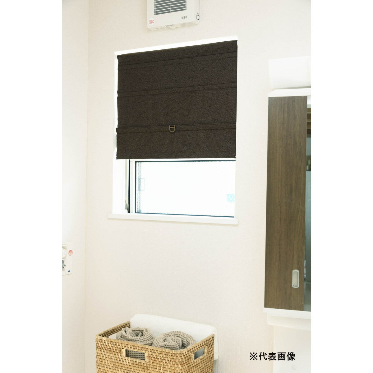 仕様 サイズ:幅45×高さ120cm 遮光1級 商品説明 小窓や収納の目隠しにできるシェードです。 つっぱりポールやカーテンレール・付属フックで取付可能なローマンシェードです。 コードレスなので見た目すっきり。 ※品質向上のため予告なく仕様...