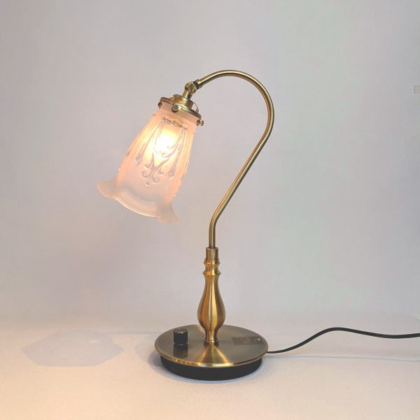 ■商品情報 テーブルランプ本体サイズ　 約W18cm×H41cm シェードサイズ 約W12.5mxH15cm 電球 40W（最大）X1灯・口金サイズE17 材質 ガラス(シェード)・真鍮(灯具本体) ■イメージキーワードフロアライト　フロア...
