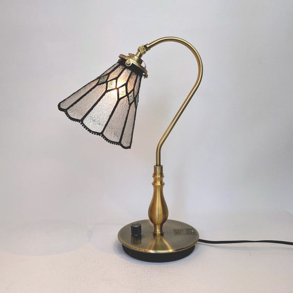 ■商品情報 シェードサイズ 約Φ17cmxH14cm テーブルランプ本体灯具サイズ 約W18cm×H41cm 材質 材質　ガラス(シェード)・真鍮(本体灯具) 電球 40W（最大）X1灯　・口金サイズE17 最も雰囲気にあった、ワット数の電...