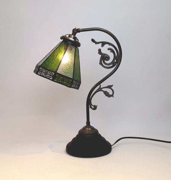 ■商品情報 シェードサイズ W15cmxH13cm テーブルランプ本体灯具サイズ 約W17.5cm×H40cm 材質 材質　ガラス(シェード)・真鍮(本体灯具) 電球 40W（最大）X1灯　・口金サイズE17 最も雰囲気にあった、ワット数の...