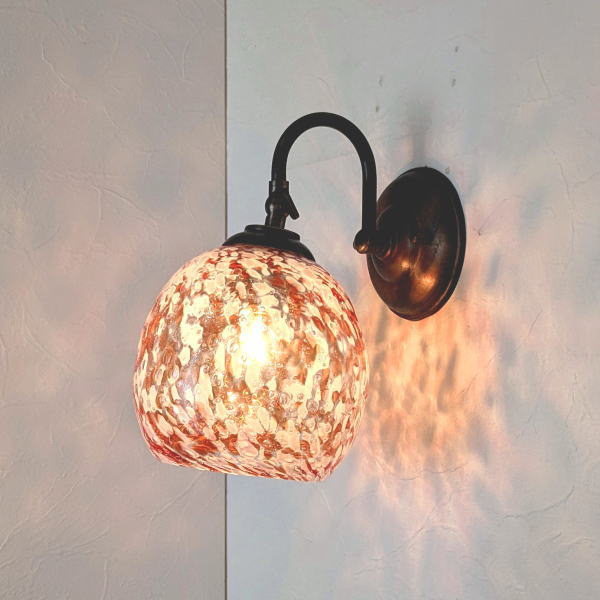 ■商品情報 ブラケットライト灯具サイズ W10cm×D14cm×H12.5cm 電源 直結式(壁側に電源が必要です) 電球 40W(最大)×1灯 E17 詳細 灯具材質・真鍮※室内用ですので屋外では使用しないで下さい。 ※LED電球もご利用...
