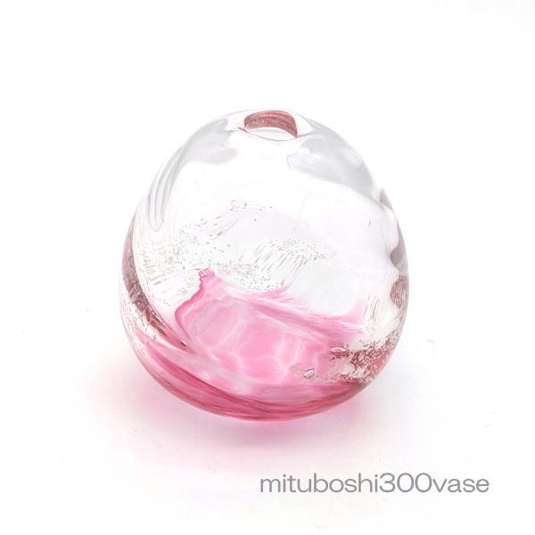 ■商品情報 サイズ H6.5cm×W7cm 材質 琉球ガラス 制作工房 沖縄・琉球ガラス工房『三ツ星』 ご注意 ※ギフトボックスは有料です(＋110円）琉球ガラス一輪挿し・花瓶・ flowervase　mituboshi300vase　三ツ...