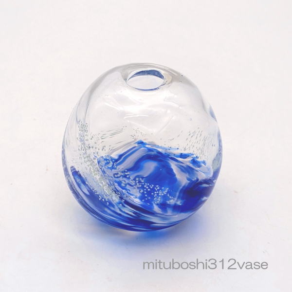 ■商品情報 サイズ H6.5cm×W7.5cm 材質 琉球ガラス 制作工房 沖縄・琉球ガラス工房『三ツ星』 ご注意 ※ギフトボックスは有料です(＋110円）琉球ガラス一輪挿し・花瓶・ flowervase　mituboshi312vase　...