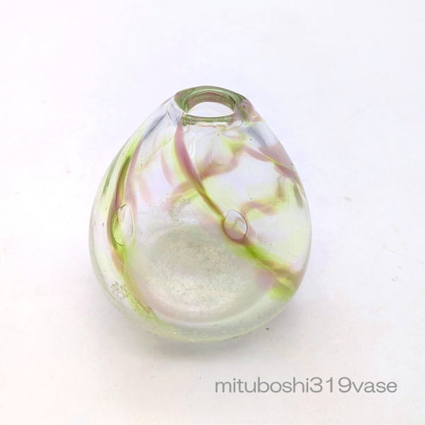 ■商品情報 サイズ H6cm×W6cm 材質 琉球ガラス 制作工房 沖縄・琉球ガラス工房『三ツ星』 ご注意 ※ギフトボックスは有料です(＋110円）琉球ガラス一輪挿し・花瓶・ flowervase　mituboshi319vase　三ツ星工...