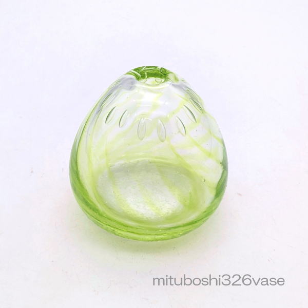 ■商品情報 サイズ H6cm×W6.5cm 材質 琉球ガラス 制作工房 沖縄・琉球ガラス工房『三ツ星』 ご注意 ※ギフトボックスは有料です(＋110円）琉球ガラス一輪挿し・花瓶・ flowervase　mituboshi326vase　三ツ...
