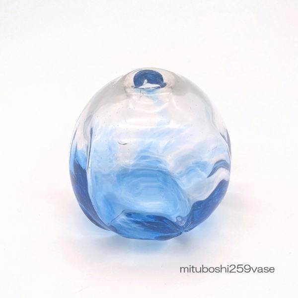 ■商品情報 サイズ H6cm×W7cm 材質 ガラス 制作工房 沖縄・琉球ガラス工房『三ツ星』 ご注意 ※ギフトボックスはございません琉球ガラス一輪挿し・花瓶・ flowervase　mituboshi259vase　三ツ星工房沖縄県うるま...