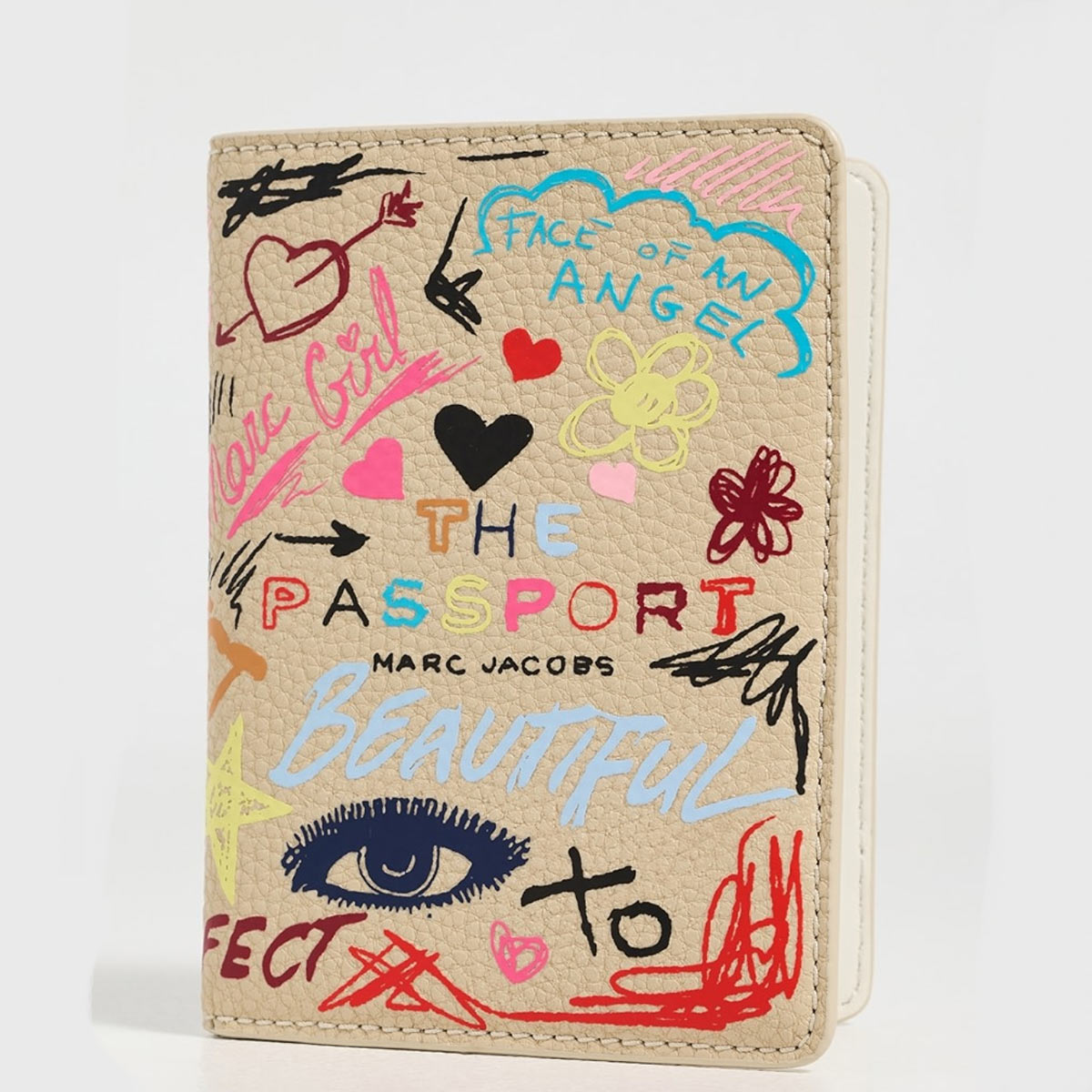 マークジェイコブスThe Punk Scribble Passport Case天才といわれるマーク ジェイコブスは世界中にファンを持ち、常に流行の最先端に存在し、新しいものを提案し続ける、近年まれにみるブランドです。ペブルレザーで仕立てら...