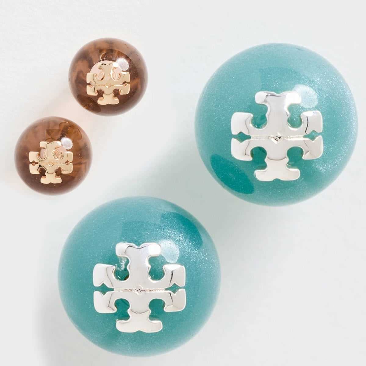 Tory Burchトリーバーチレジン ロゴ スタッド ピアス 世界中のセレブに根強いファンをもつトリーバーチはさりげないラグジュアリーを提案するライフスタイルブランドです。ひねりを加えた宝石箱の定番アイテム：小さなダブル T が点在する樹...