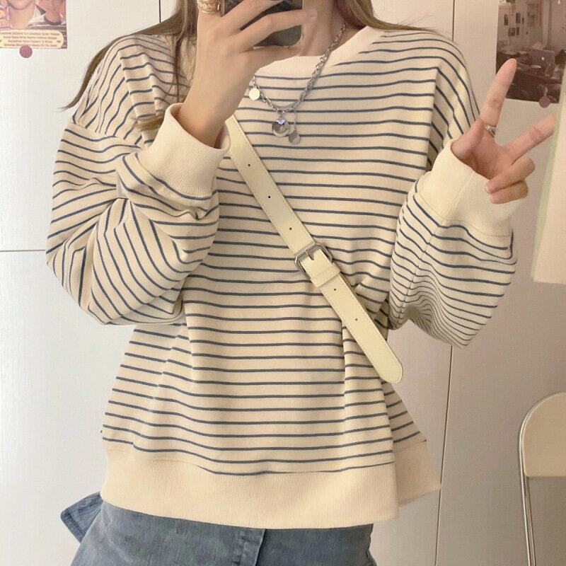 この商品について ◎これからの季節にピッタリゆるっと着こなせる程よい素材感の トレーナーが登場しました!無駄な装飾をせず無地のワントーンだから子供っぽくならず、大人カジュアルに、今年らしいスタイリングに。ラクラク快適な着心でデイリーカジュア...