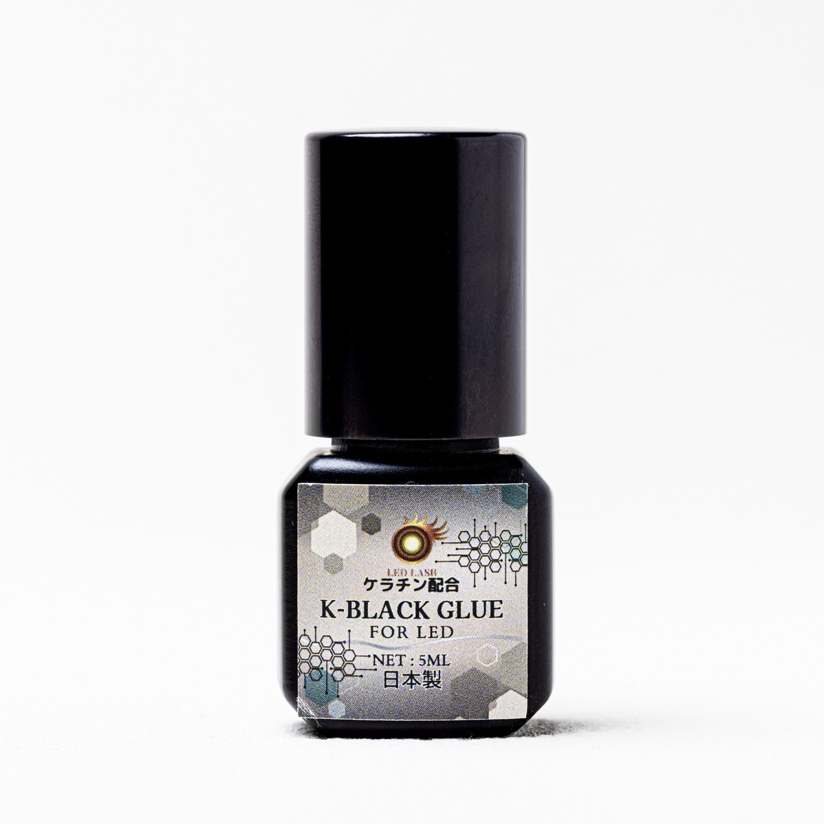 【商品説明】 【K-ブラックグルー｜LEDまつ毛エクステ専用 ケラチン配合】 ＊硬化が早く美しさが続く ＊施術スピードも仕上がりも妥協しない ＊プロが手放せなくなるLEDブラックグルー ◆LED施術の完成度を変える それが K-ブラックグル...