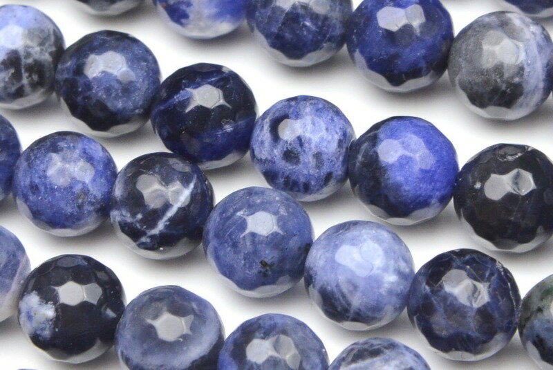 石についてソーダライト ( sodalite ) は 、 和名 を 方曹達石 ( ほうソーダせき ) といい、 ラピスラズリ と 見まがう ほどの 美しい 青色 をした 天然石 です。 等軸晶系 に 属する 鉱物 で モース硬度 は 5.5...