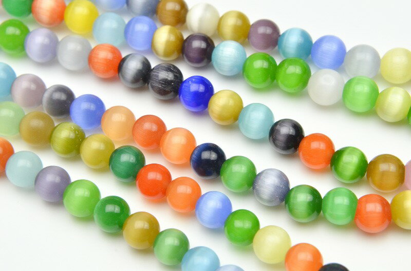 石についてキャッツアイ ( catseye ) は 、 和名 を 猫眼石 ・ 猫目石 ( ねこめいし ) といい 強い 光 を 当てると 絹 の 光沢 を 思わせる 光条 が 浮かび上がる 天然石 です 。 または その 効果 を 指す 言...