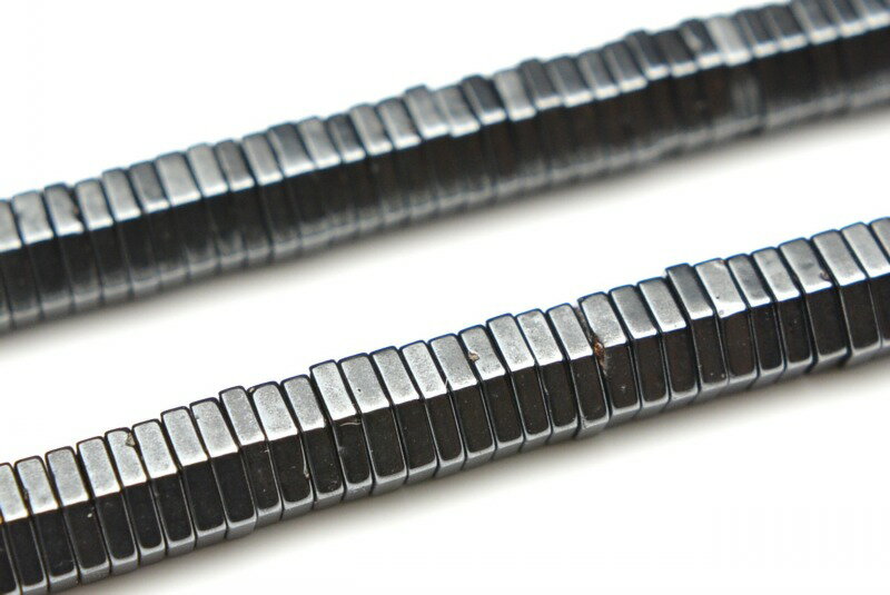 石についてヘマタイト ( hematite ) は 、 和名 を 赤鉄鉱 ( せきてっこう ) といい、 黒色 、 黒灰色 、 赤褐色 などが 美しい 天然石 です。 六方晶系 に 属し モース硬度 5 〜 6.5 の 鉱石 です。 運動能...