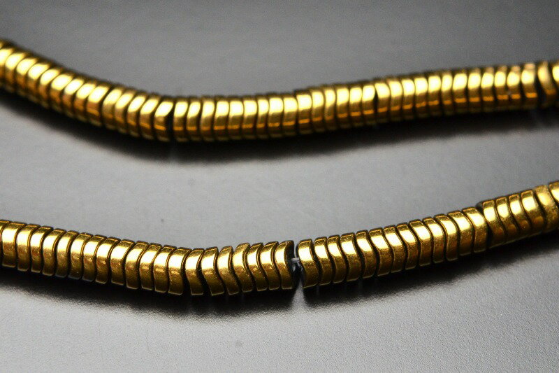 石についてヘマタイト ( hematite ) は 、 和名 を 赤鉄鉱 ( せきてっこう ) といい、 黒色 、 黒灰色 、 赤褐色 などが 美しい 天然石 です。 六方晶系 に 属し モース硬度 5 〜 6.5 の 鉱石 です。 運動能...
