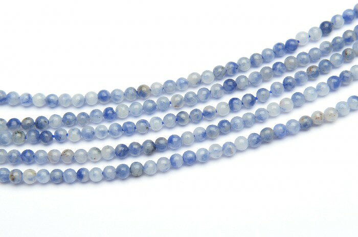 石についてソーダライト ( sodalite ) は 、 和名 を 方曹達石 ( ほうソーダせき ) といい、 ラピスラズリ と 見まがう ほどの 美しい 青色 をした 天然石 です。 等軸晶系 に 属する 鉱物 で モース硬度 は 5.5...