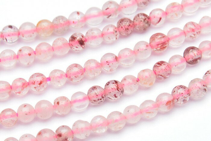 石についてストロベリー クォーツ ( strawberry quartz ) は 、 和名 を 苺水晶 ( いちごすいしょう ) といい 水晶 を ベース に インクルージョン で 薄い 赤色 を 持つ 美しい 天然石 です。 正方晶系 に...