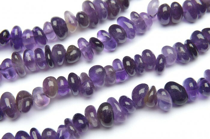 石についてアメジスト ( amethyst ) は 、 和名 を 紫水晶 ( むらさきすいしょう ) という 天然石 で、紫色 の クォーツ ( 石英 ) を 指します 。 三斜晶系 に 属し 、 微斜長石 ( マイクロリン ) という 正...