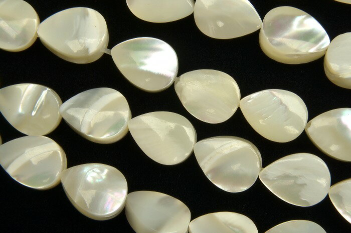 石についてマザーオブパール ( mother of pearl ) は 、 和名 を 白蝶貝 ( しろちょうがい ) といい 柔らかい 白色 、 クリーム色 、 薄茶色 などが 美しい 天然石 です。 名前 の 通り 真珠 を 作る 際 母...