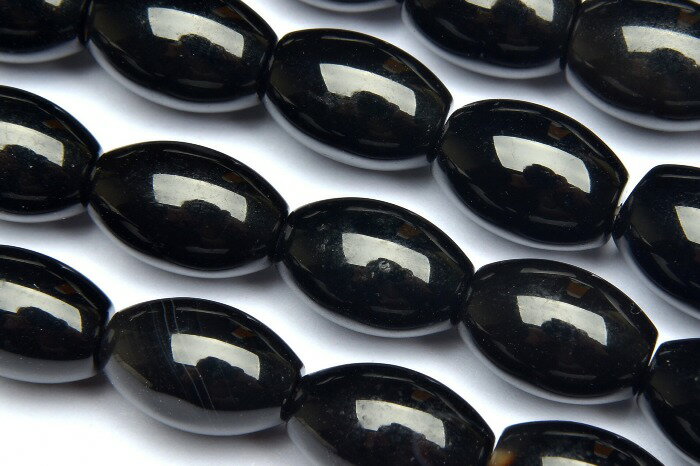 石についてオニキス ( onyx ) は 、 和名 を 黒瑪瑙 ( くろめのう ) といい 曇り の 無い 漆黒 の 美しい 天然石 です 。 六方晶系 に 属し ガラス状 の 光沢 が 特徴 の 鉱物 です 。 モース硬度 は 7 。 邪...