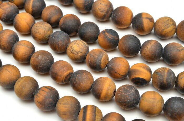 石についてタイガーアイ ( tigeryey ) は 、 和名 を 虎眼石 ・ 虎目石 といい 光 の 反射 によって 縞模様 が トラ の 目 のように 見える シャトヤンシー効果 が 見られる 天然石 です。 単斜晶系 に 属し モース...