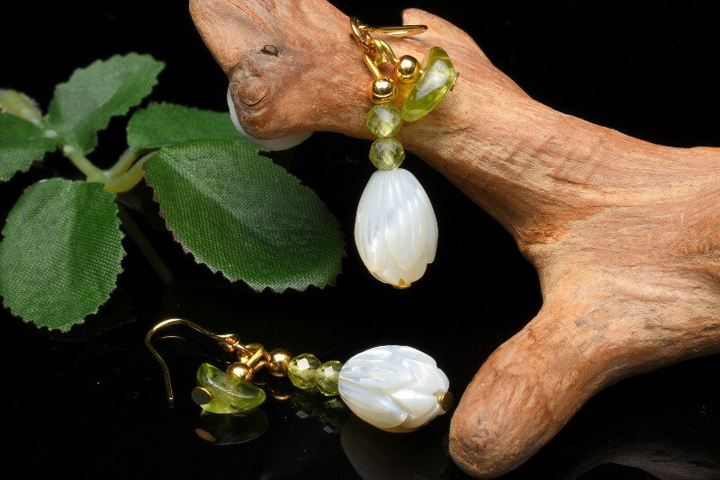 材質春の花まつり チューリップピアス ホワイトシェル・ショートタイプ 重さ約2g特徴・意味チューリップモチーフのシェルパーツを用いてペリドットカットと真鍮でバランス色等まるでお花が咲いているような上品で洗練されたデザインピアスです。ピアスの...