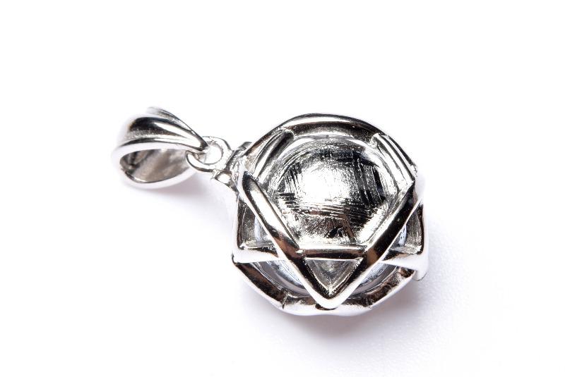 材質ギベオン(メテオライト隕石) 10mm　産地：ナミビア・ハルダブ州サイズ約10mm重さ約6g特徴・意味隕石をアクセサリーとして使いたい方にもおすすめです。おしゃれさと遊び心をくすぐるデザインで宇宙を身近に感じることができます。ギベオンは...