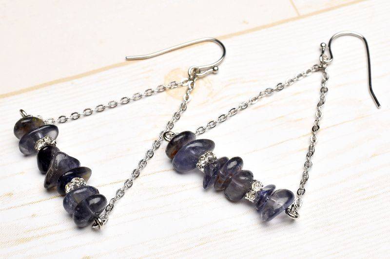 材質アイオライト 産地：ブラジル重さ約2g特徴・意味可愛らしいさざれの美しいお色味部分のみを選定し制作しております。あえて異なるサイズでアクセントをつけておりますので個々に異なったオリジナリティ溢れる仕上がりとなっております。チェーンは繊細...