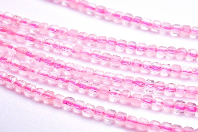 材質ローズクォーツ 2x2mm 産地：ブラジルサイズ約2x2mm(±0.5mm)重さ約4g特徴・意味煌めくカット加工が魅力の小粒ビーズアイテムです。コロコロと可愛らしく使い道が楽しい新商品です。ローズクォーツは、クォーツ（石英）の変種でピン...