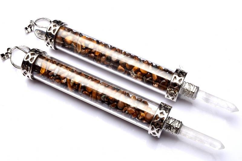 材質イエロータイガーアイ 129x17mm 産地：南アフリカサイズ約129x17mm重さ約38g特徴・意味ワンドとは杖の意味を持っており、ヒーリングワンドは古代から魔術や祭礼などで用いられていたとされています。タイガーアイの日本名は『虎眼石...