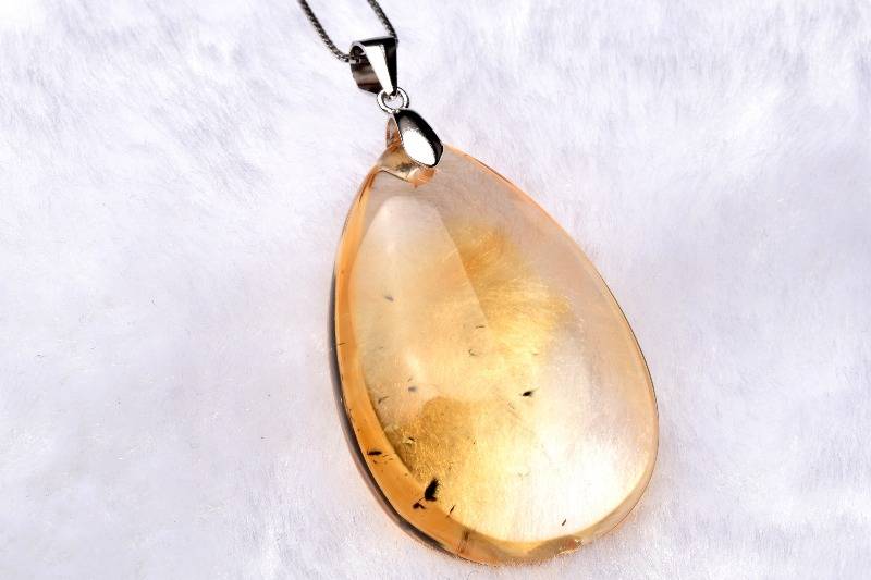 材質ロマネサイトインシトリン 35x23mm 産地：ブラジルサイズ約35x23mm重さ約12g特徴・意味透明度の高いシトリンの中で漆黒の花が内包されているかのようなロマネサイトが美しいです。まだ流通量が少ないレア石ですのでコレクター様にもオ...