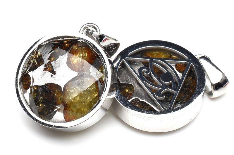 材質パラサイト隕石 15x15mm 産地：ロシアサイズ約15x15mm重さ約4g特徴・意味とても希少価値の高いパラサイト隕石をそのままご着用いただけます。まだ流通量が少なくお値打ちです！隕石などに興味がある方にも是非オススメです。この隕石は...