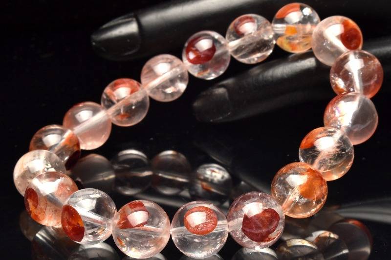 材質ヘマタイトインクォーツ 11.5mm 産地：マダガスカルサイズ約11.5mm(±0.5mm)腕周り約17cm(伸縮性あり)重さ約39g特徴・意味高発色で目を惹く、オレンジカラーが美しいブレスレットです。水晶の透明度も高く、美しい内包物を...