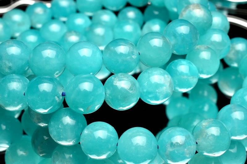 材質アマゾナイトシリカ 10mm 産地：中国サイズ約10mm(±0.5mm)腕周り約16.5cm(伸縮性あり)重さ約26g特徴・意味従来のアマゾナイトが地殻変動によりシリカ（石英）浸透して出来たアマゾナイトシリカです。シリカによって斑点模様...