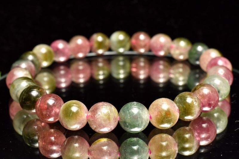 材質ウォーターメロントルマリン 7.5mm 産地：ブラジルサイズ約7.5mm(±0.5mm)腕周り約16.5cm(伸縮性あり)重さ約18g特徴・意味ピンクから青、緑が融合したバイカラーが美しい幻想的な希少レアストーンです！透過性も高く、中に...