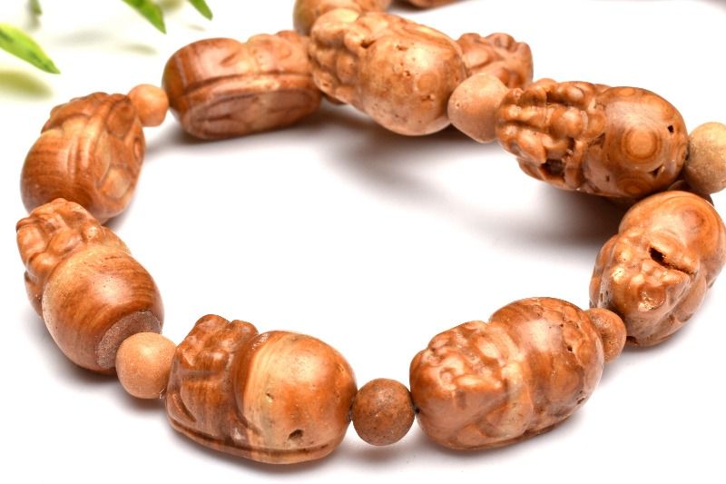 材質龍宮舎利石 19-21.5(丸玉7)mm 産地：タイサイズ約19-21.5(丸玉7)mm(±0.5mm)腕周り約17.5cm(伸縮性あり)重さ約40g特徴・意味大地の神秘をそのままに──このブレスレットは、龍宮舎利石の原石を丁寧に加工し...