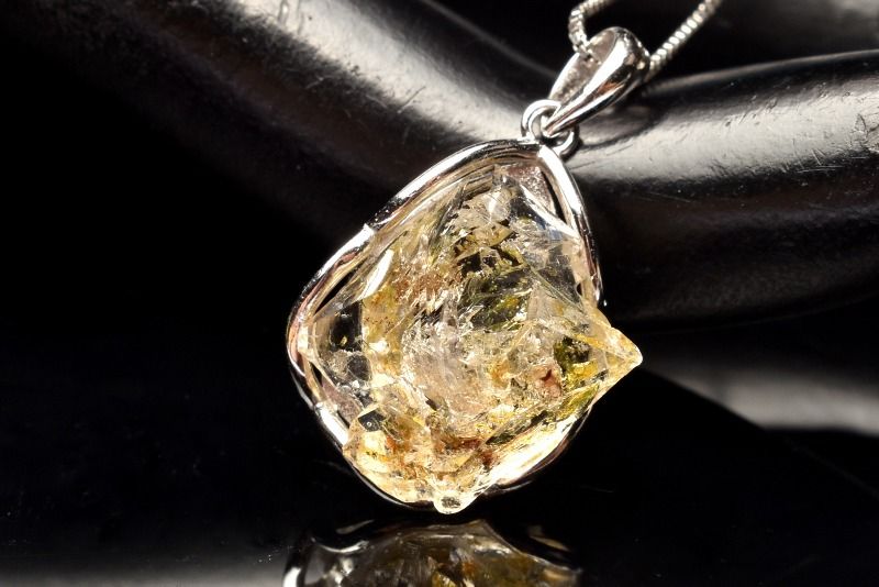 材質オイルインクォーツ 15-17x12-14mm 産地：パキスタンサイズ約15-17x12-14mm重さ約2-3g特徴・意味希少なオイルインクォーツの原石をそのままアクセサリーにしました。小粒で華奢な印象で紫外線ライトに当てると宇宙のよう...