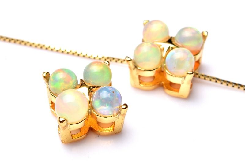 材質プレシャスオパール 3.5mm 産地：エチオピアサイズ約3.5mm重さ約1g特徴・意味シルバー925素材なので安心してご着用いただけます。オパールの語源は、古代サンスクリット語の「宝石」を意味する「ウパラ」であるとされています。オパール...